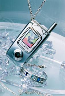 Alcatel launches its first clamshell mobile phone in Taiwan