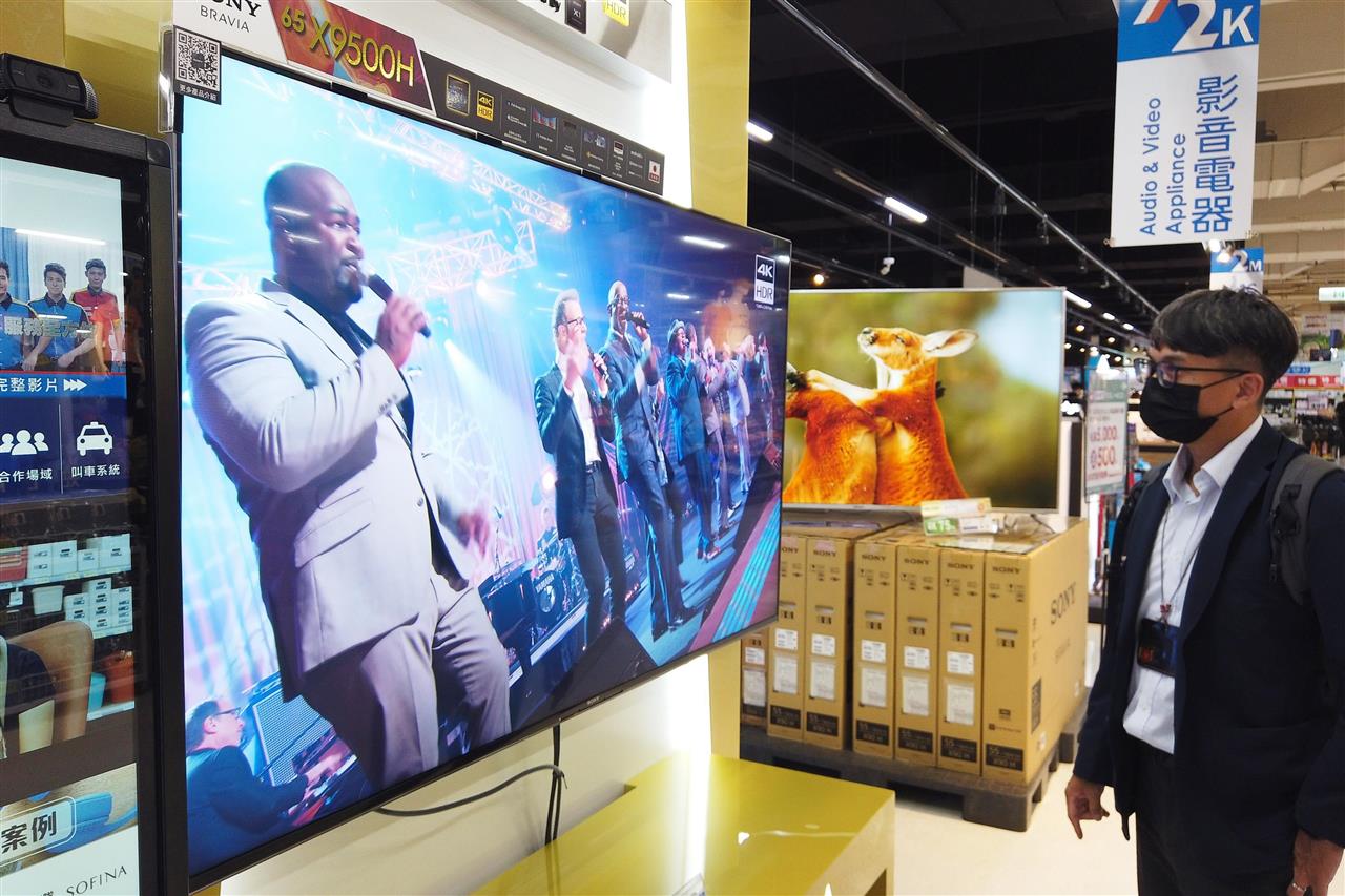 Samsung Electronics launches above 90-inch non-LCD TVs, LG Electronics ...